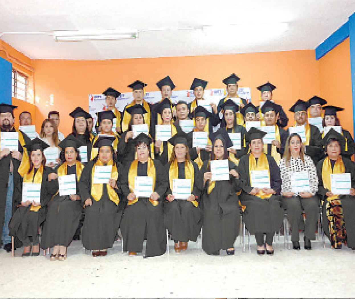 Por fin cumplirán sueño de terminar la preparatoria - La Tarde