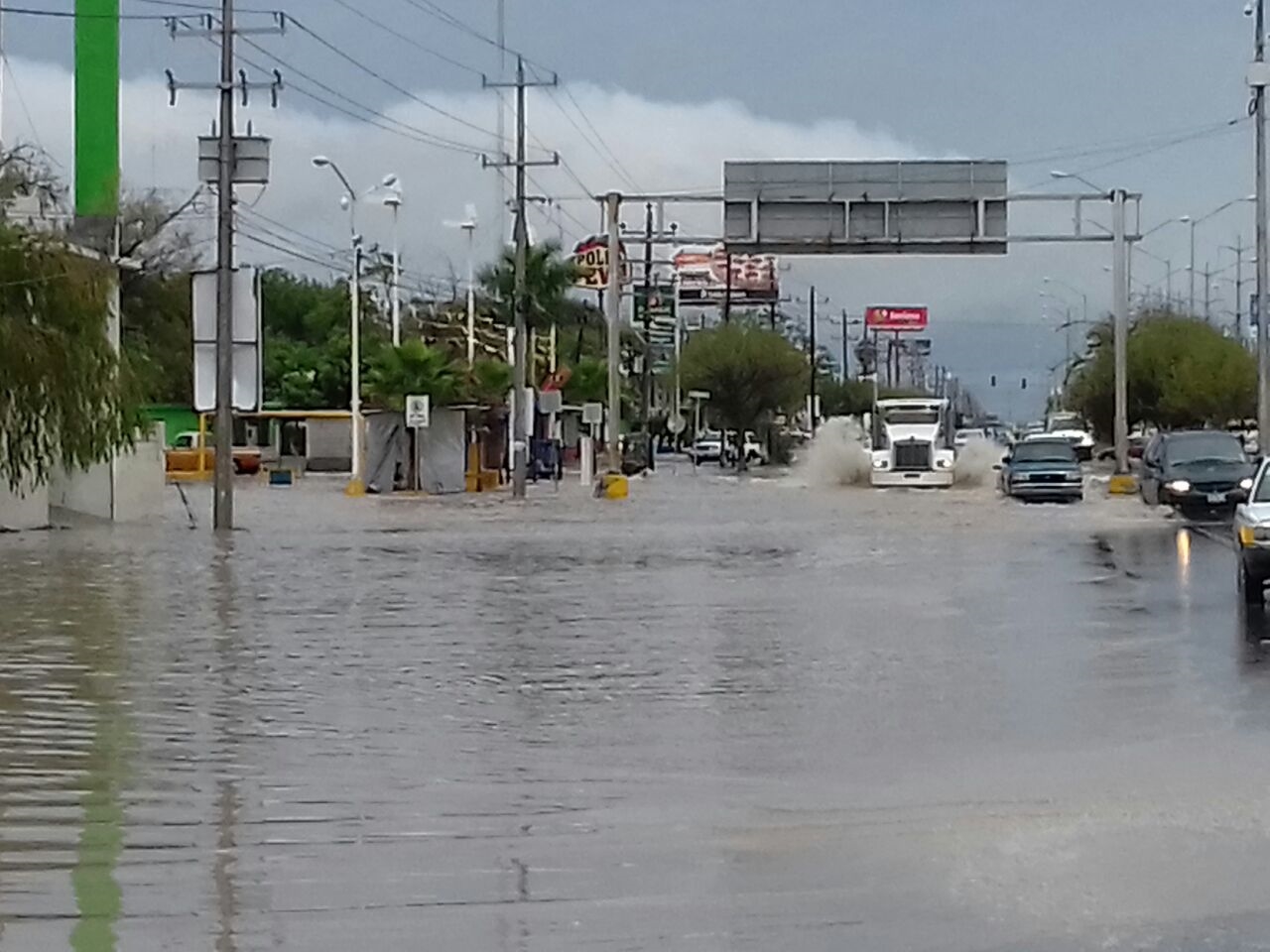 Caos y choques dejan lluvias en Reynosa - La Tarde